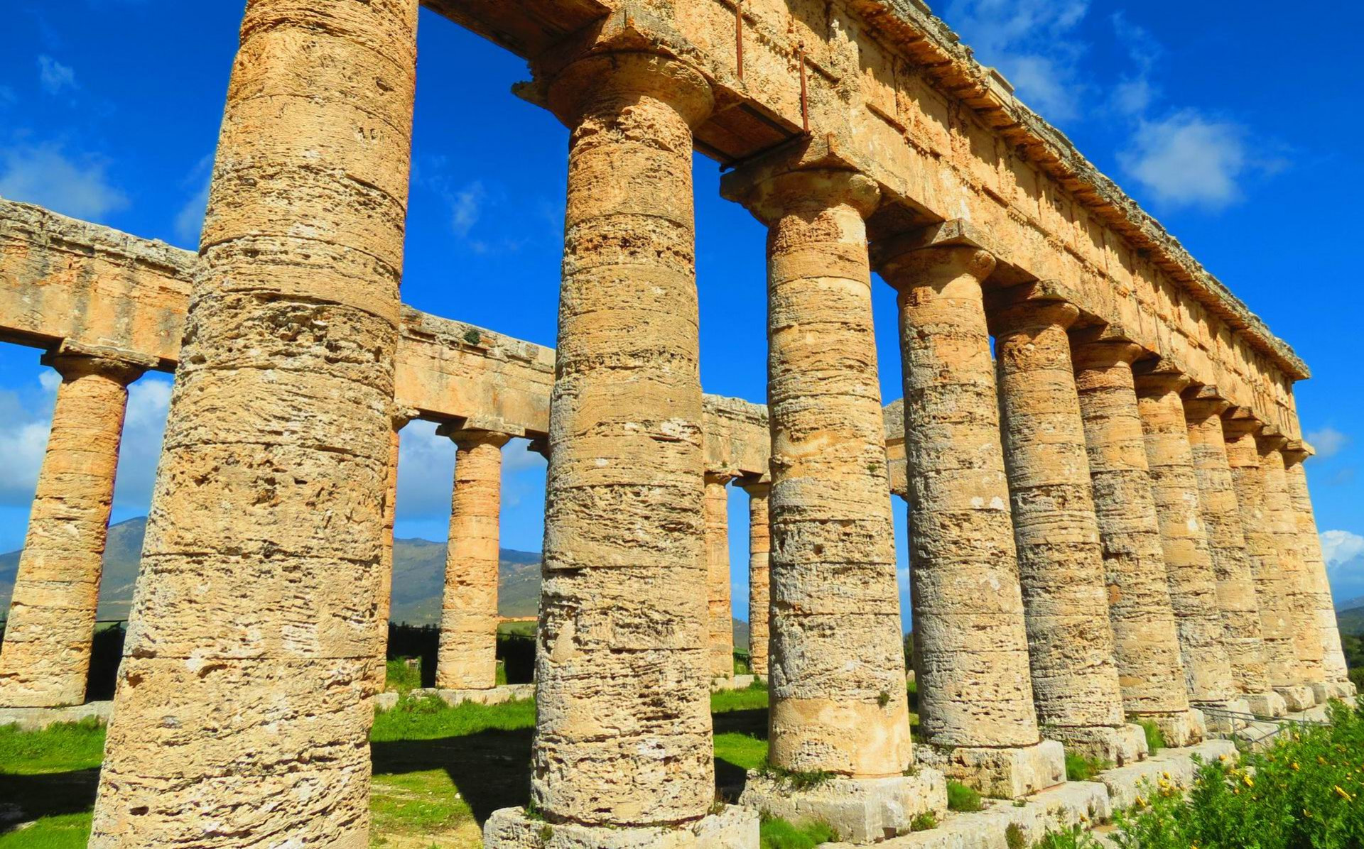 Archaeological Tour of Segesta with a Local Archaeologist Guide